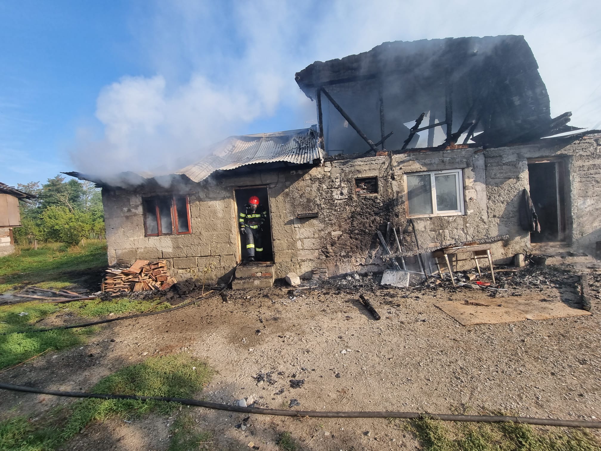 Casă distrusă în incendiu la Brebu - Gazeta de Prahova